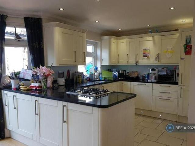 3 Bedroom Semi detached House For Rent In Croydon