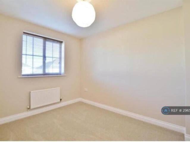 3 bedroom semi detached house for rent in Crofthill Road, Slough, SL2