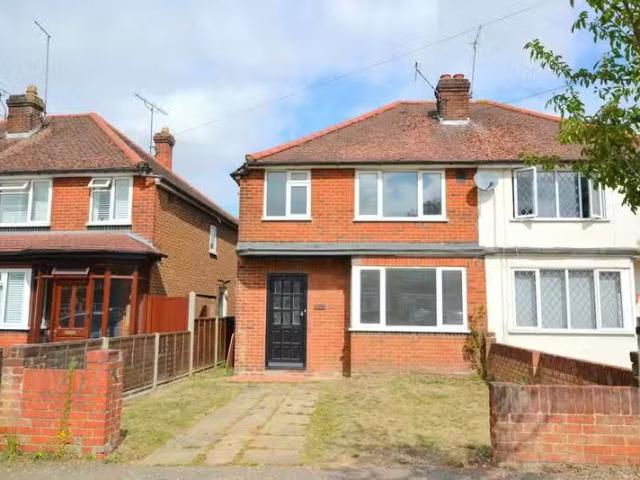 3 bedroom semi detached house for rent in Crawford Road, Hatfi.