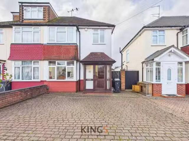 3 bedroom semi detached house for rent in Crawford Road, Hatfi.