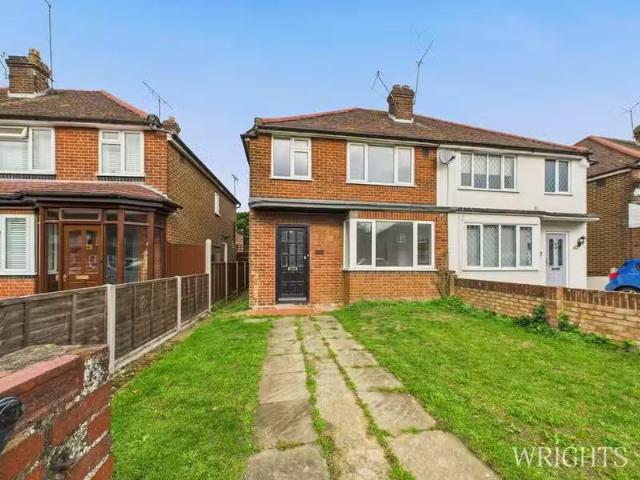 3 bedroom semi detached house for rent in Crawford Road, Hatfi.