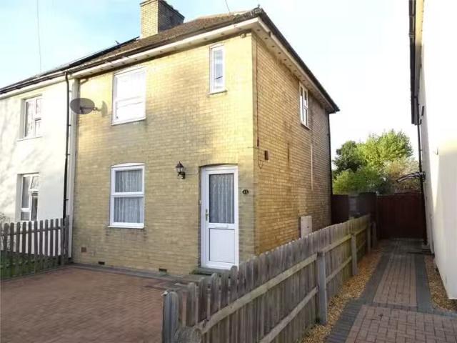 3 bedroom semi detached house for rent in Darwin Drive, Cambri.