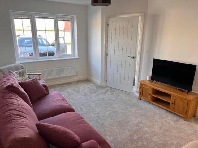 3 bedroom semi detached house for rent in De Matteis close, S26