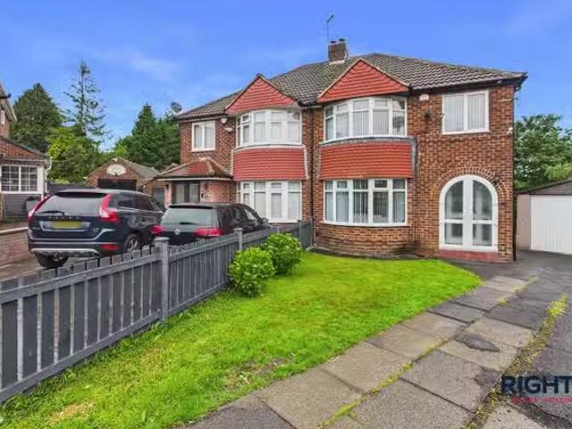 3 bedroom semi detached house for rent in Dean Close, Bradford.