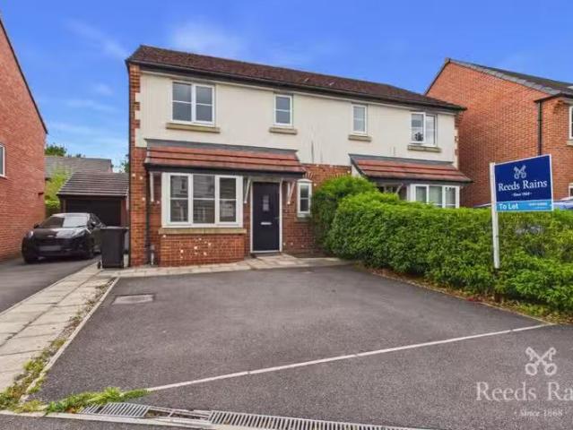 3 bedroom semi detached house for rent in Dee Avenue, Holmes C.