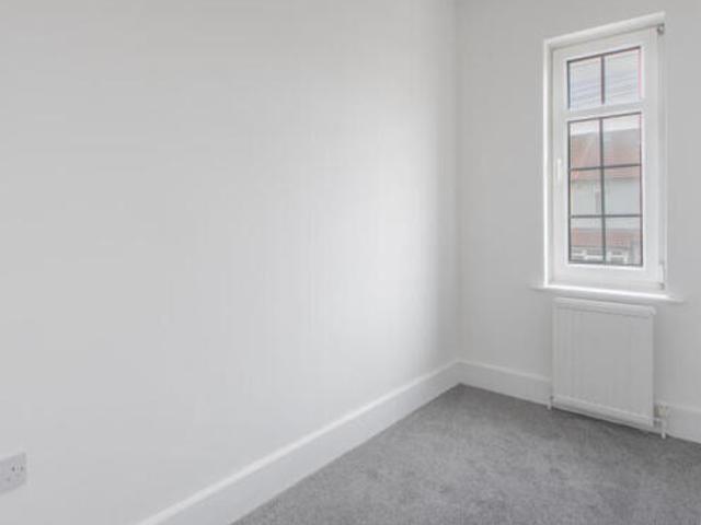 3 bedroom semi detached house for rent in Deepdene Road, Welling, DA16