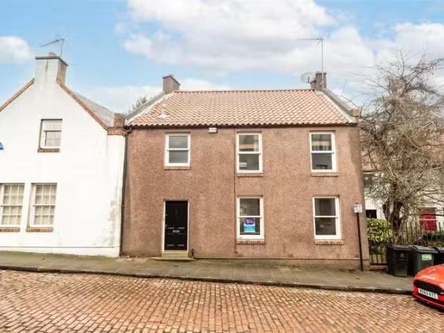 3 bedroom semi detached house for rent in Don Street, Old Aber.