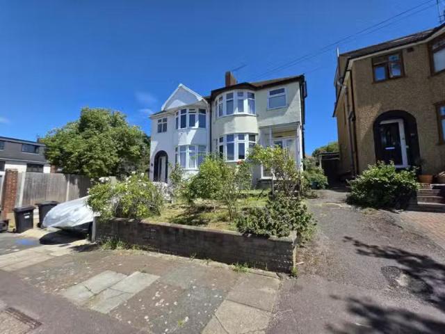 3 bedroom semi detached house for rent in Dovedale, Clayhall.
