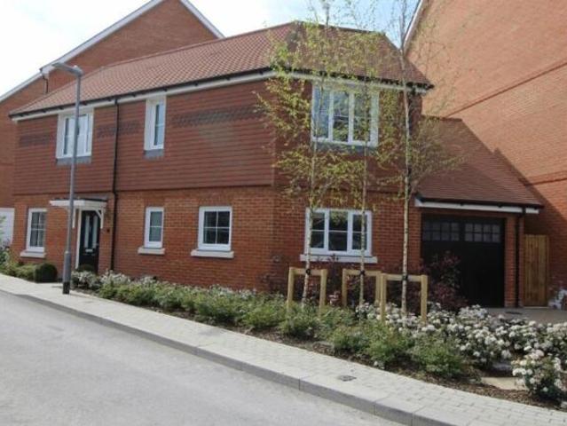 3 bedroom semi detached house for rent in Dunton Green, Sevenoaks, TN14 5GH, TN14
