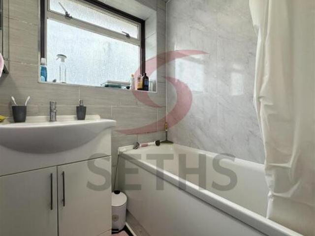 3 bedroom semi detached house for rent in Dunsville Walk, Rushey Mead, Leicester, LE4