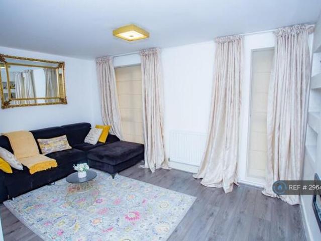 3 bedroom semi detached house for rent in Edge Lane, Manchester, M43