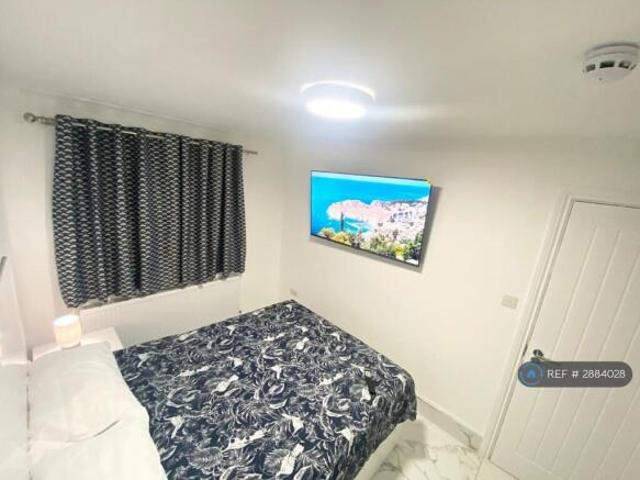 3 bedroom semi detached house for rent in Elm Close, Hayes, UB3
