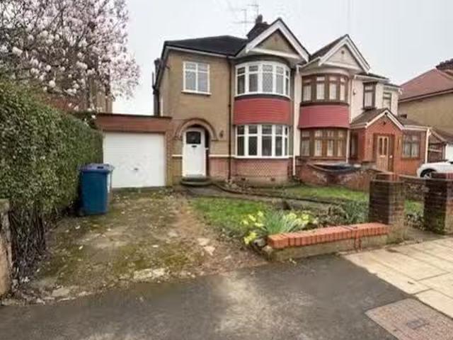 3 bedroom semi detached house for rent in Elm Drive, Harrow, M.
