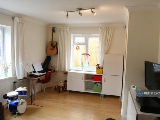 3 bedroom semi detached house for rent in Elmside, Guildford, GU2