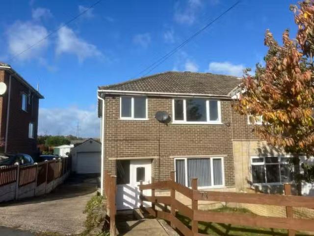 3 bedroom semi detached house for rent in Elizabeth Avenue, Wy.