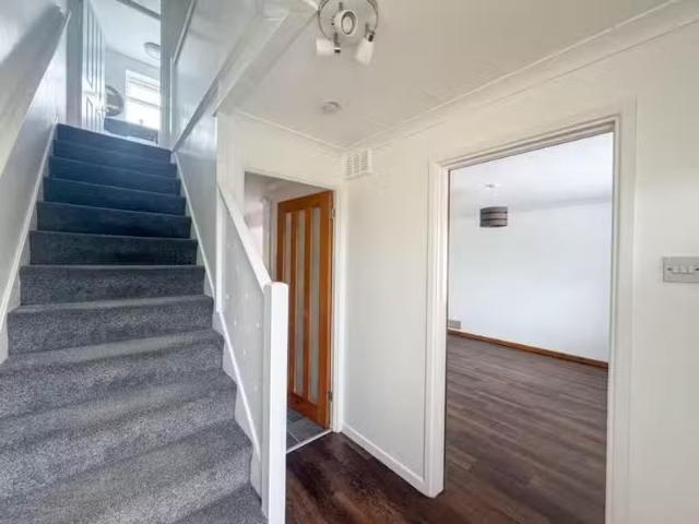 3 bedroom semi detached house for rent in Ellesmere Road, Camb.