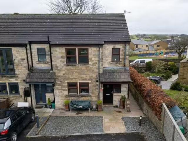 3 bedroom semi detached house for rent in Emmott Court, Lanesh.