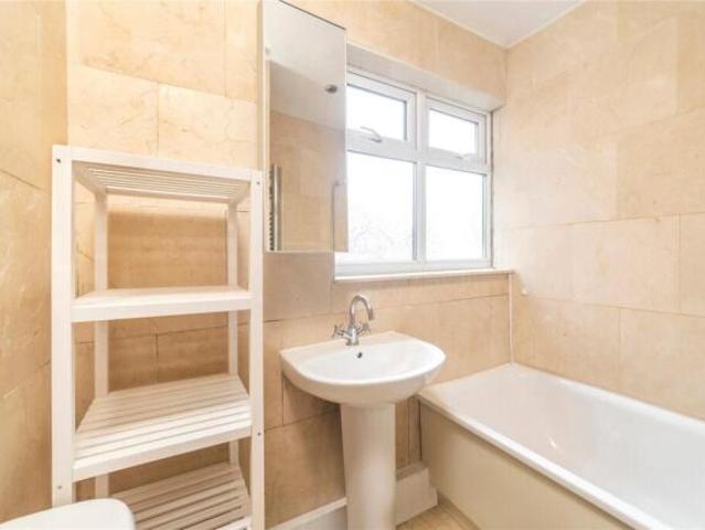 3 bedroom semi detached house for rent in Fairbridge Road, Archway, N19