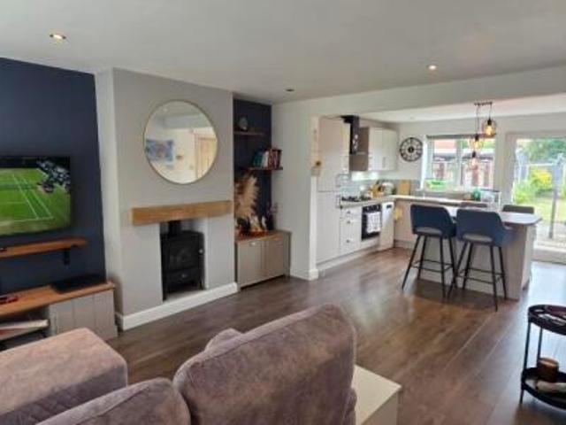 3 bedroom semi detached house for rent in Fairford Way SK5