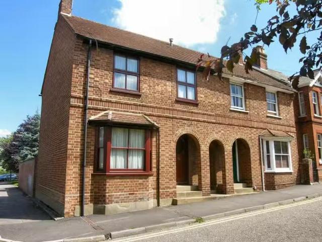 3 bedroom semi detached house for rent in Fairycroft Road, Saf.