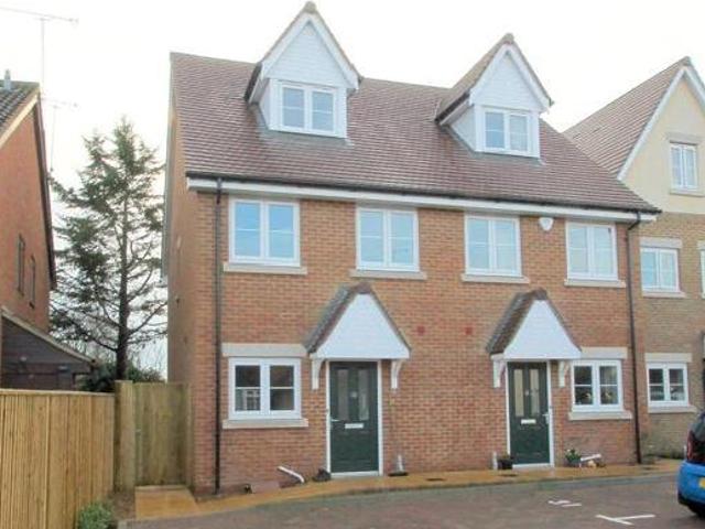 3 Bedroom Semi detached House For Rent In Farnborough, Hampshire