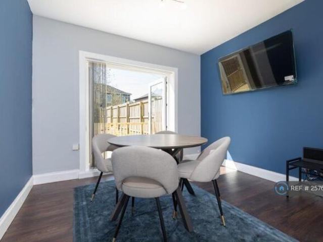 3 bedroom semi detached house for rent in Fereneze Avenue, Glasgow, G76