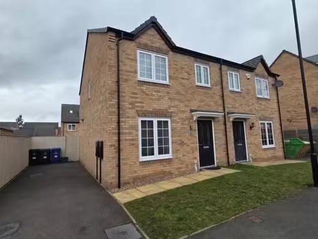 3 bedroom semi detached house for rent in Field View Drive, Au.