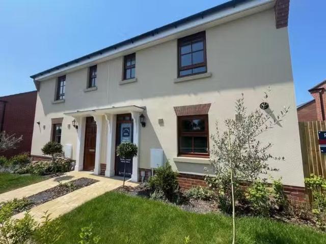 3 bedroom semi detached house for rent in Fig Tree Lane, Walbe.