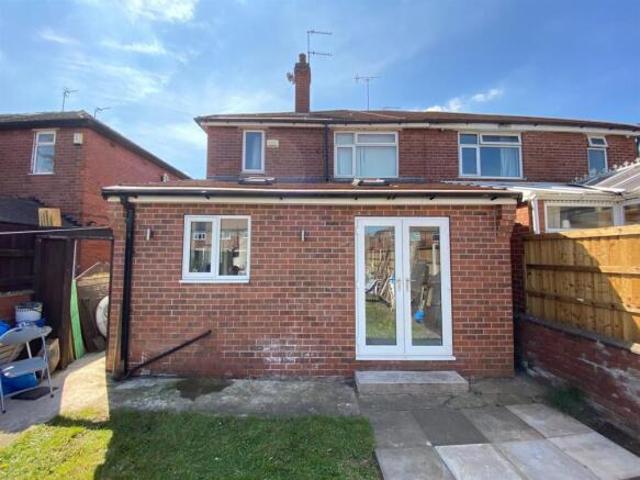 3 bedroom semi detached house for rent in Firbeck Road, Doncaster, DN4