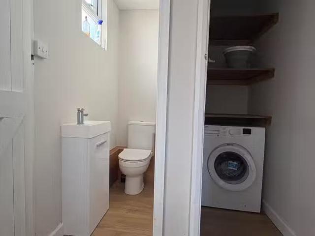 3 bedroom semi detached house for rent in Fishers Lane, Cambri.