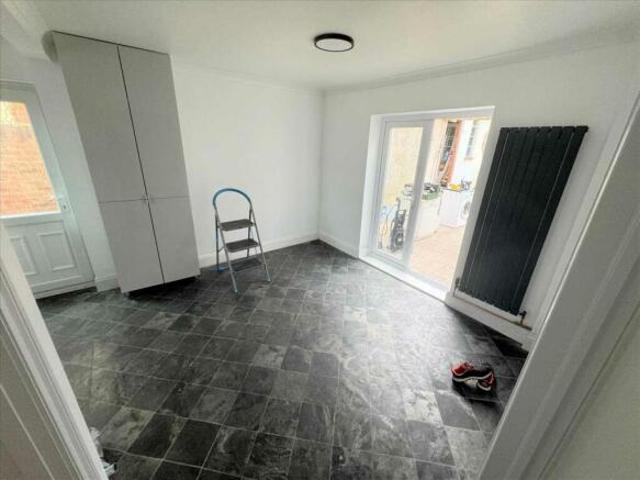 3 bedroom semi detached house for rent in Fontayne Avenue, Romford, RM1
