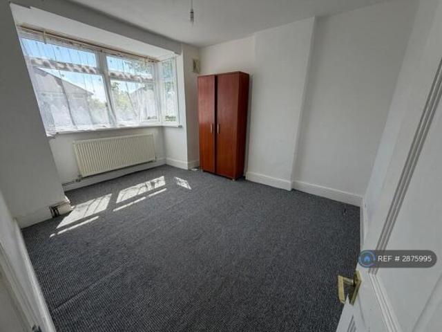 3 bedroom semi detached house for rent in Fourth Avenue, Luton, LU3
