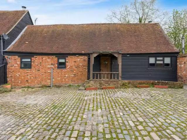 3 bedroom semi detached house for rent in Flux's Lane, Epping.