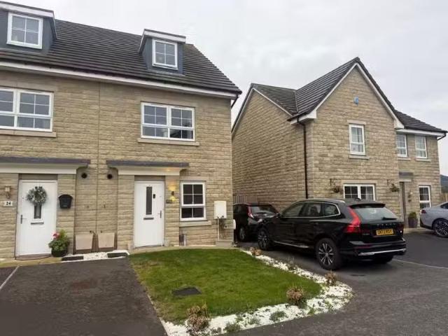 3 bedroom semi detached house for rent in Fulton Crescent, Sil.