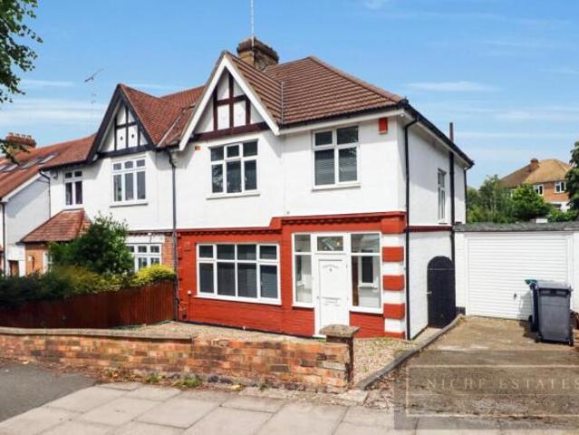 3 bedroom semi detached house for rent in Fursby Avenue, West Finchley, London, N3