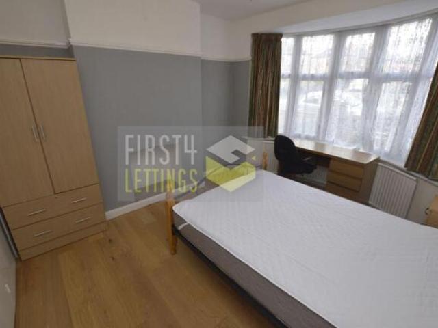 3 bedroom semi detached house for rent in Gainsborough Road, Clarendon Park, LE2
