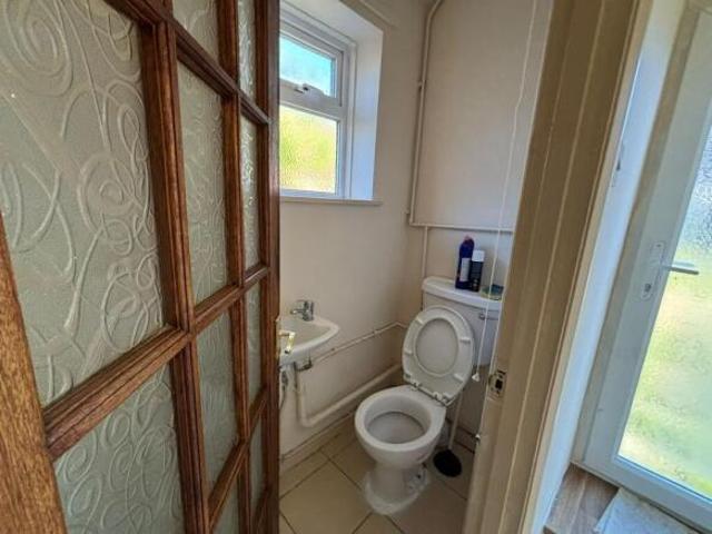 3 bedroom semi detached house for rent in Gainsborough Road London E15 3AF, E15