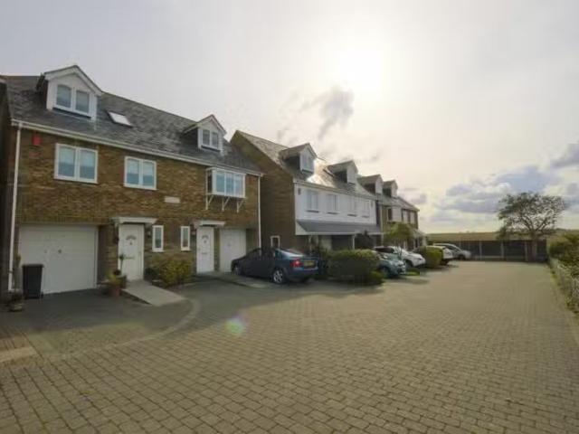 3 bedroom semi detached house for rent in Gordon Square, Birch.