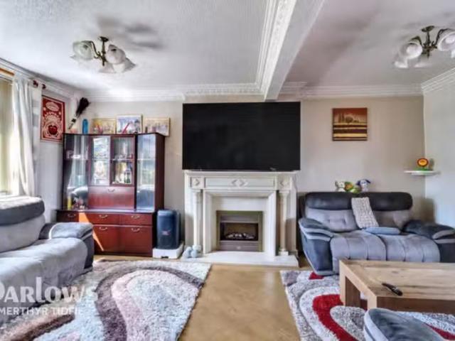 3 bedroom semi detached house for rent in Glanddu Terrace, HEN.