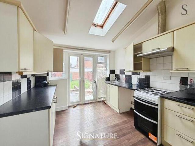 3 bedroom semi detached house for rent in Glenmore Road, Leicester, LE4