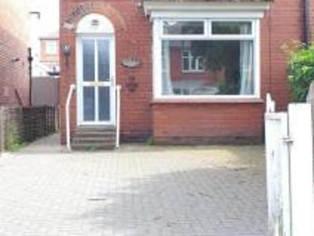 3 bedroom semi detached house for rent in Grove Vale, Doncaster, DN2