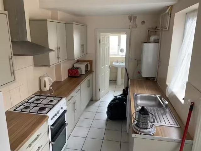 3 bedroom semi detached house for rent in Grove Place, Leaming.