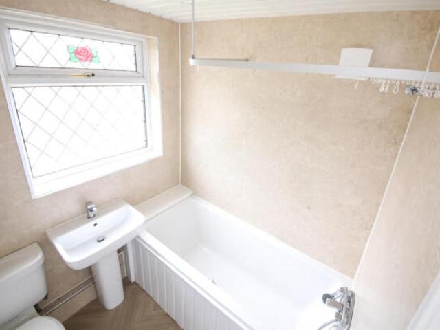 3 bedroom semi detached house for rent in Grovehall Avenue, Leeds, LS11