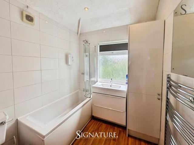 3 bedroom semi detached house for rent in Grosvenor Crescent, Oadby, Leicester, LE2