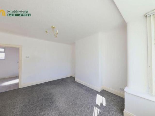 3 bedroom semi detached house for rent in Gramfield Road, Huddersfield, HD4