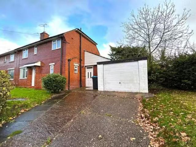 3 bedroom semi detached house for rent in Grange Avenue, Barnt.