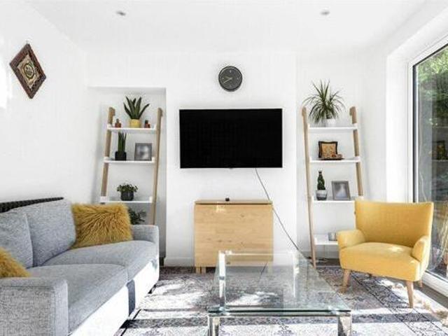 3 Bedroom Semi detached House For Rent In Guildford, Surrey