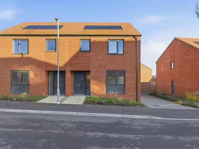 3 bedroom semi detached house for rent in Hammett Crescent, Bi.