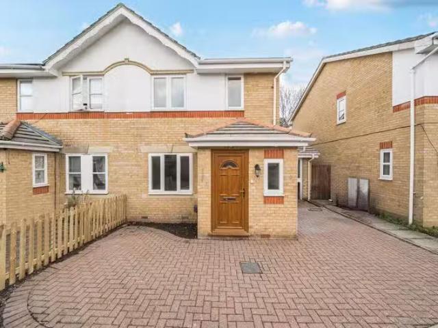 3 bedroom semi detached house for rent in Hamond Close, South.