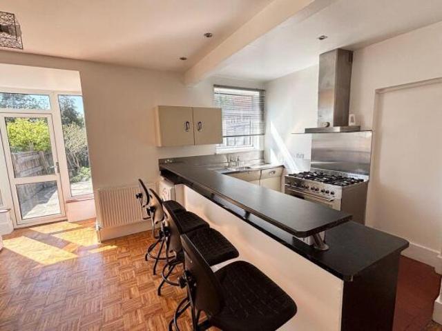 3 bedroom semi detached house for rent in Harrow Road, Carshalton, SM5